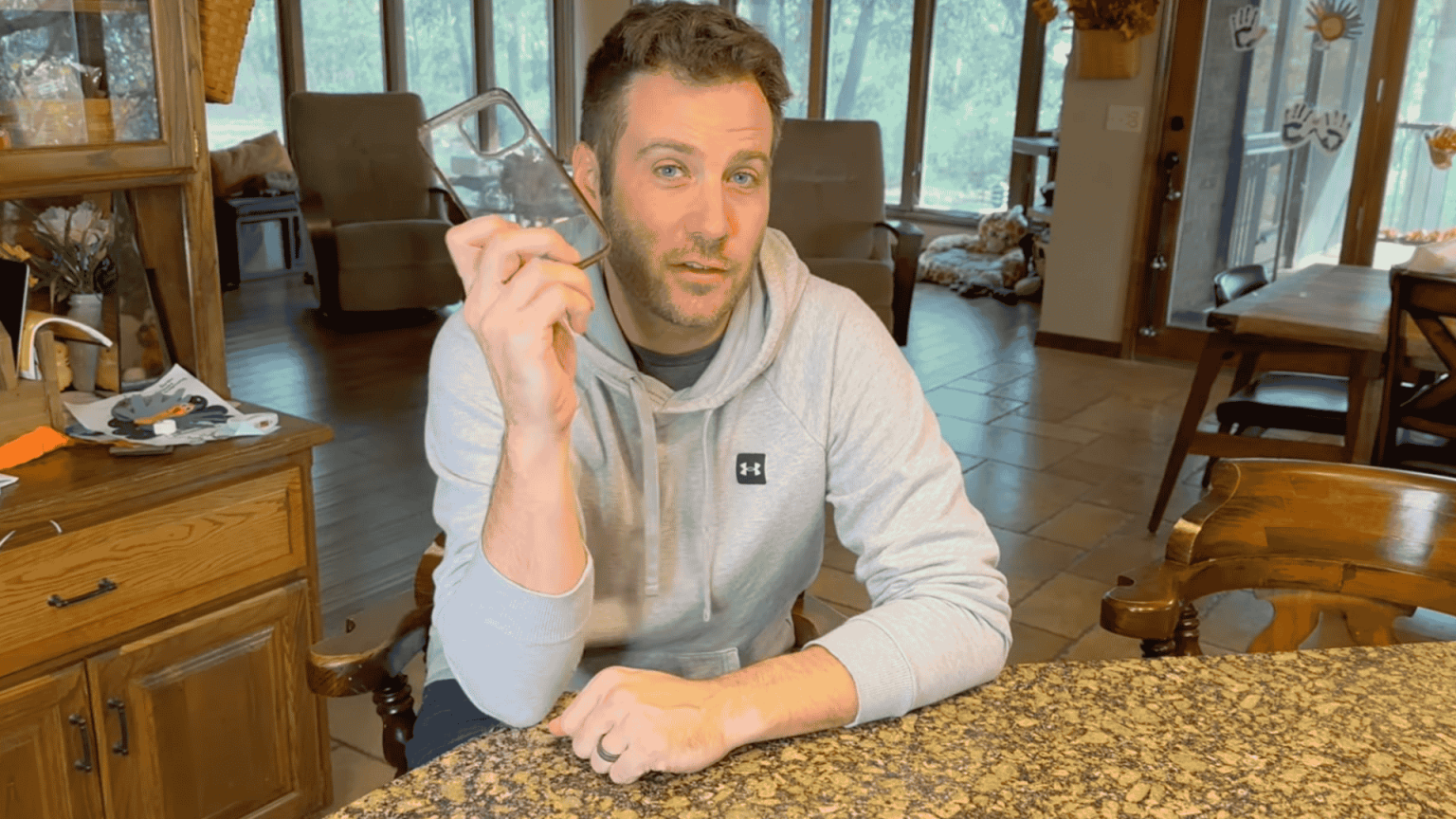 How to Clean a Clear Phone Case at Home? - Boomset